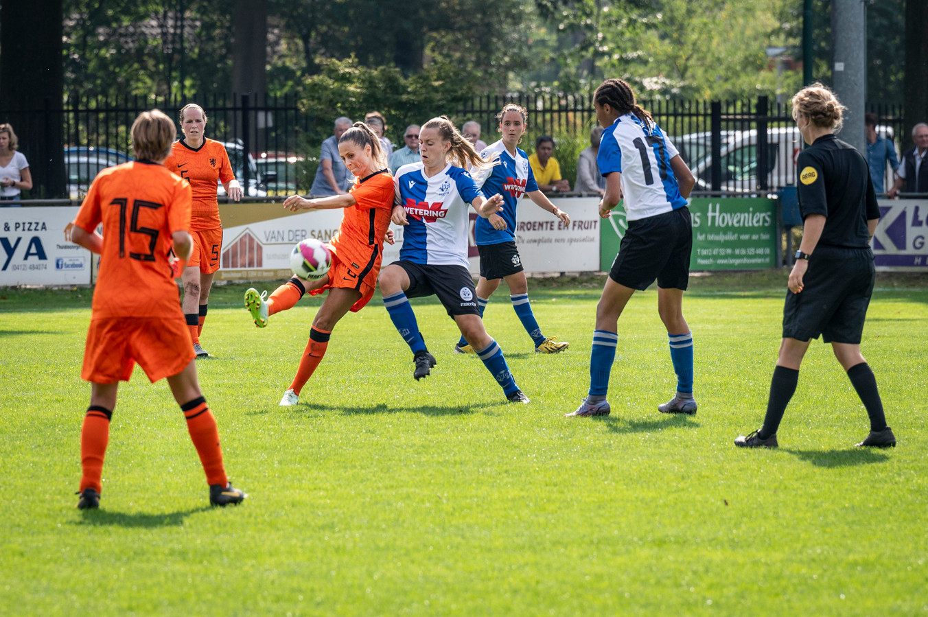 Ruim 500 bezoekers zien Oranje Leeuwinnen ten onder gaan in Heesch ...