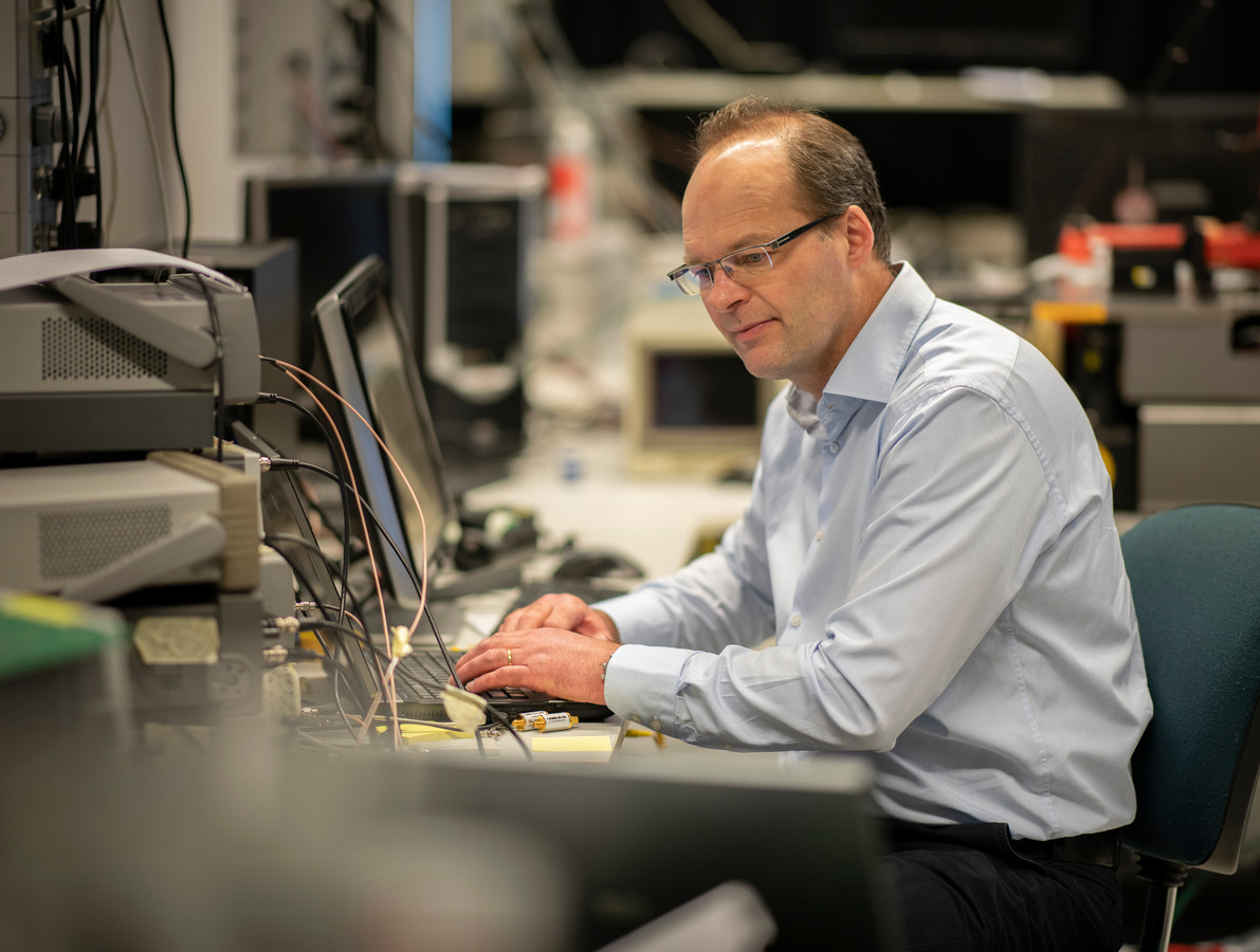 Wereldberoemde hoogleraar uit Twente verrast met prijs: ‘Zonder hem was ...