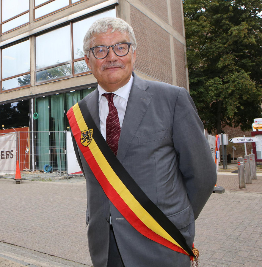 Schepen stapt op na gesjoemel met vragen | Foto | hln.be
