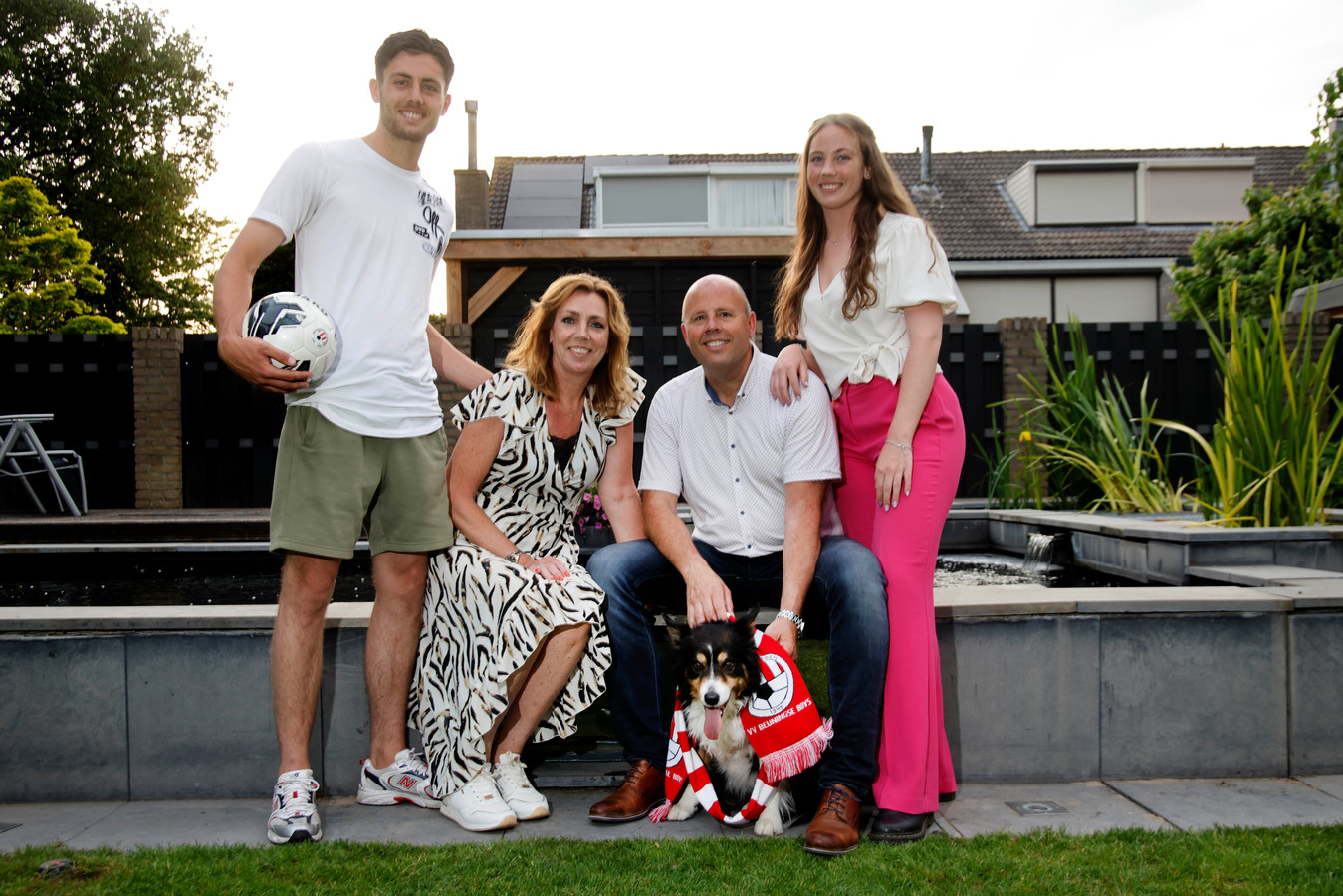 Zelfs hond Suus van de ‘Broekmannetjes’ is een bekende dorpsbewoonster ...