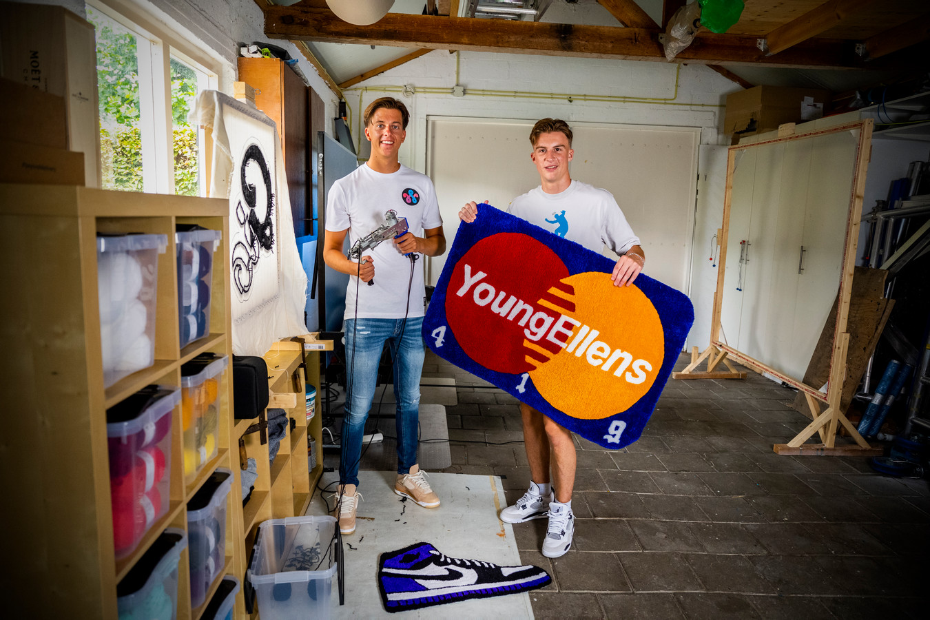 Met een schietapparaat veroveren Tom en Olivier de wollen vloerkleden ...