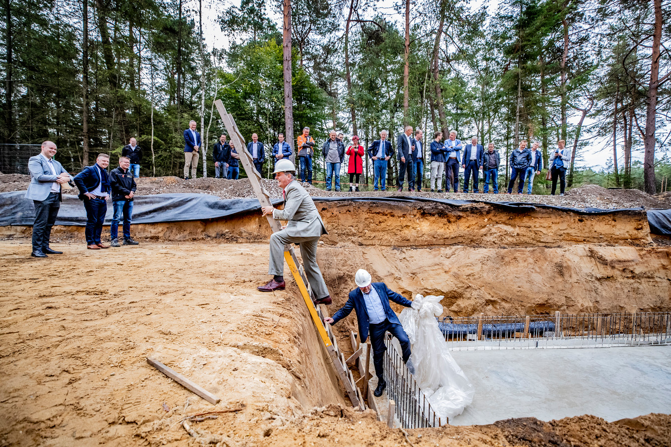 ‘Ereveld in Loenen zal nooit meer hetzelfde zijn’ | Foto | AD.nl