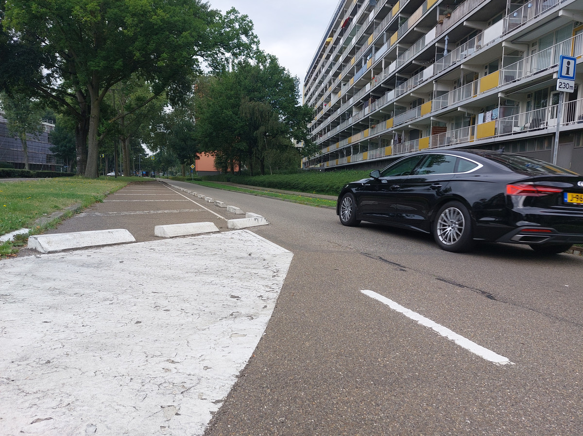 Al jaren meterslange gleuf in wegdek: ‘Zetten ze een bord neer ...