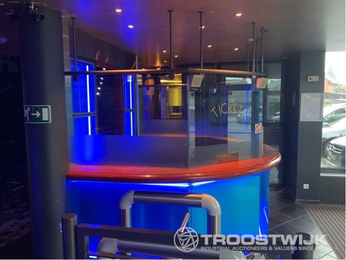 Danskooi, unieke barmeubels, lichtreclame en een condoomautomaat ...