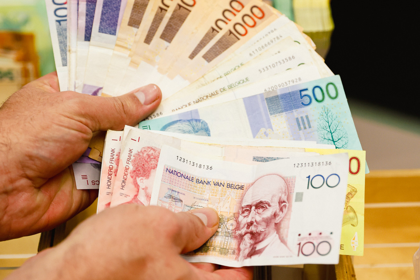 We betalen meer dan ooit zonder cash, en toch zijn er steeds méér ...