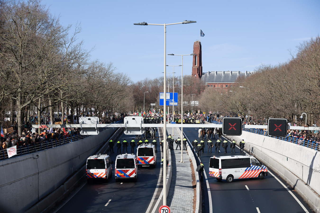 Blokkade A12 eindigt na acht uur met 700 aanhoudingen, snelweg weer ...