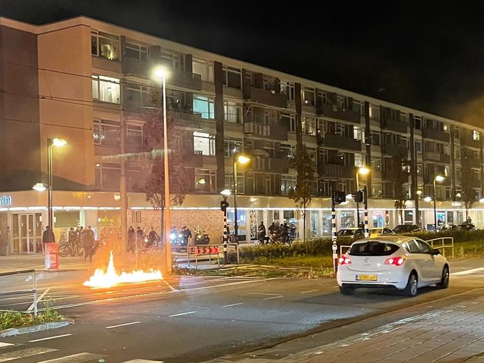 Mobiele Eenheid arresteert 20 man na onrust in Amsterdamse wijk Osdorp ...