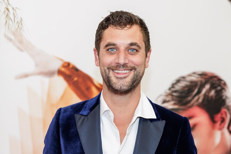 ‘First dates’-barman Victor Abeln stelt zijn nieuwe vriendin voor