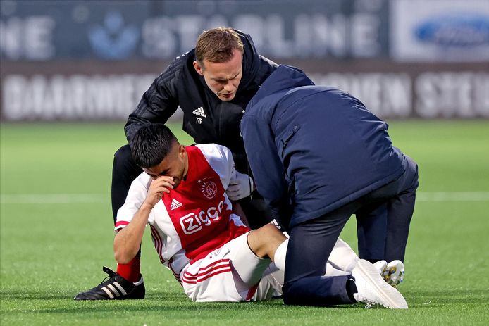 Vrees voor zware blessure Ünüvar; Ajax-talent verdraait knie en gaat huilend van het veld ...