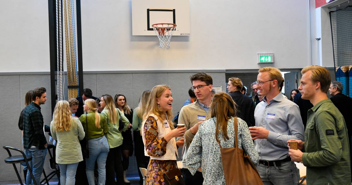 Reünie De Grundel in Hengelo zorgt voor filevorming in de gangen: ‘Je ...