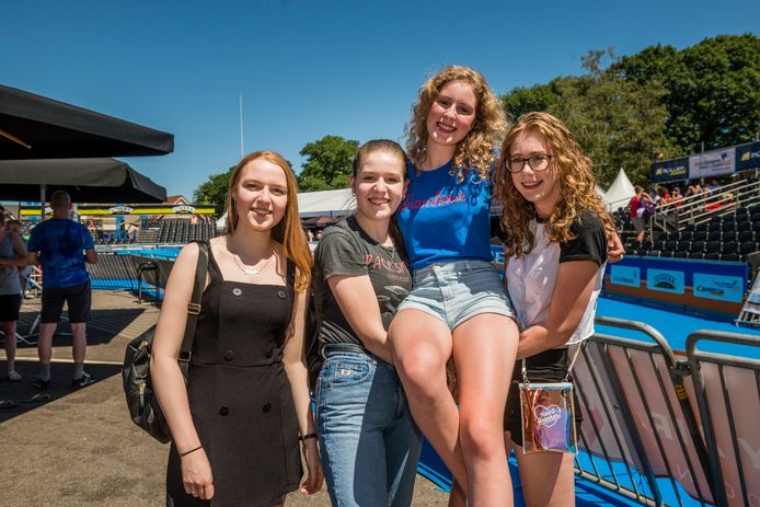 Heel Holten juicht voor hun triathlonhelden | Rijssen-Holten | tubantia.nl