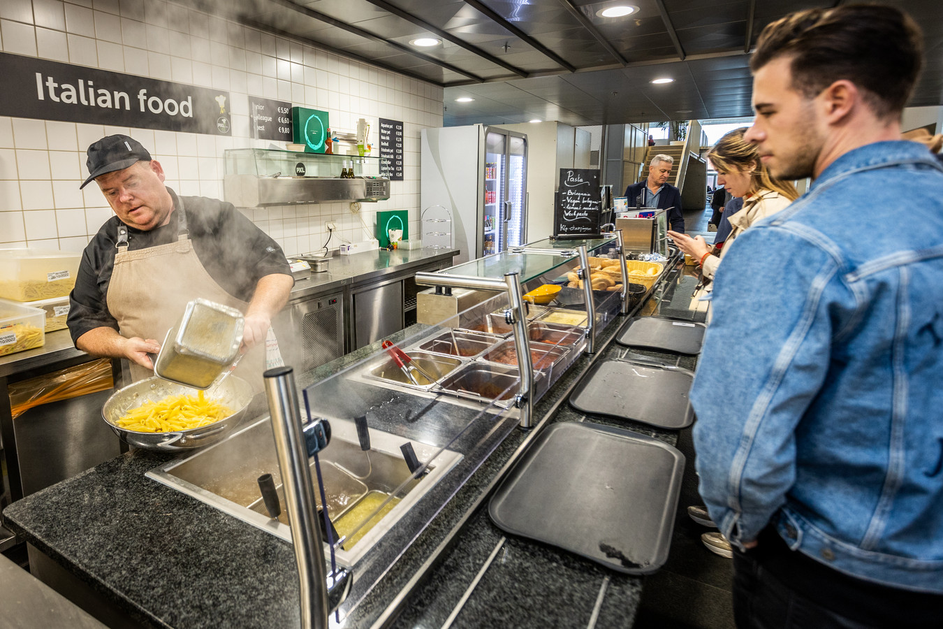 Lunchen in het PXL-restaurant, waarvoor zelfs lessenroosters aangepast ...