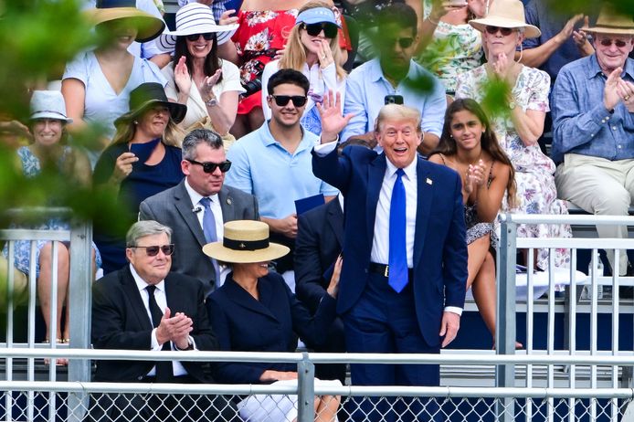 Donald Trump mag van rechter proces even verlaten en woont diploma ...