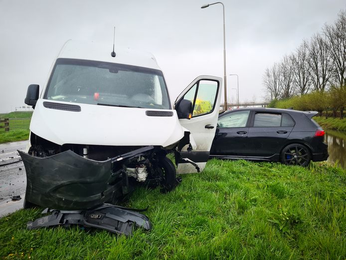 Drie gewonden en grote schade na botsing tussen personenauto en bestelbus | Zuidplas | AD.nl
