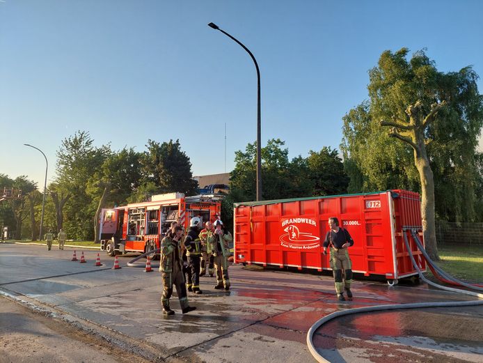 Hevige rookontwikkeling door brand in opslagplaats van recyclagebedrijf ...
