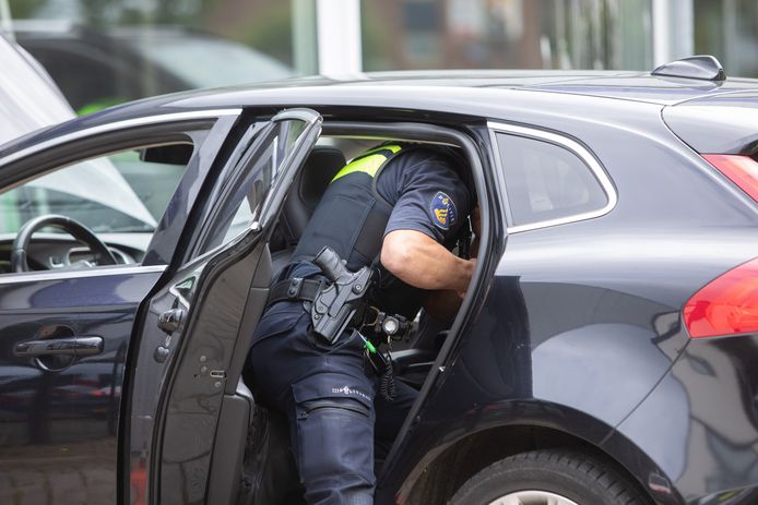 Politie vertrouwt zenuwachtige man niet: meer dan 120.000 euro in ...