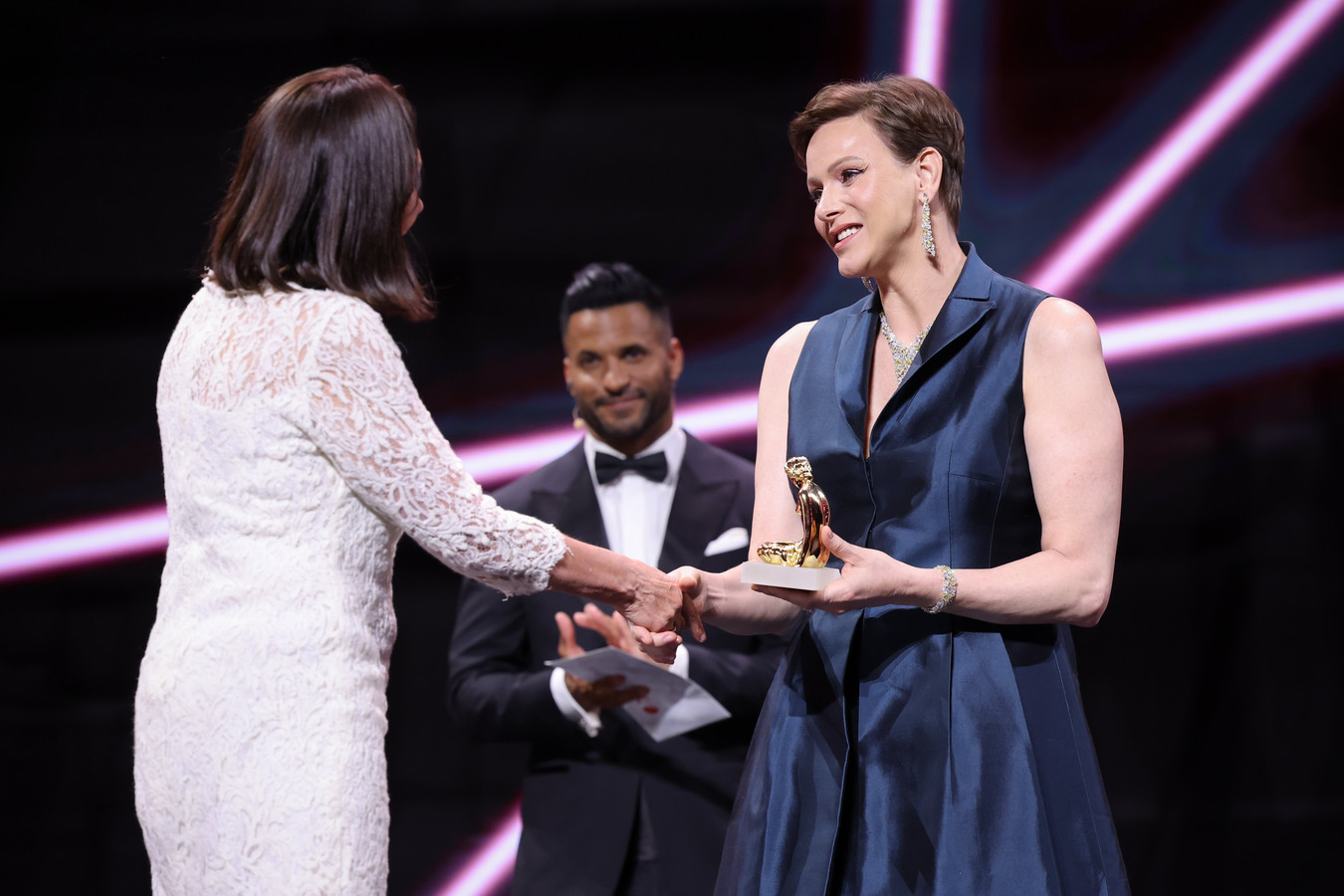 IN BEELD. Prinses Charlene doet hoofden draaien met nieuw kapsel (en ...