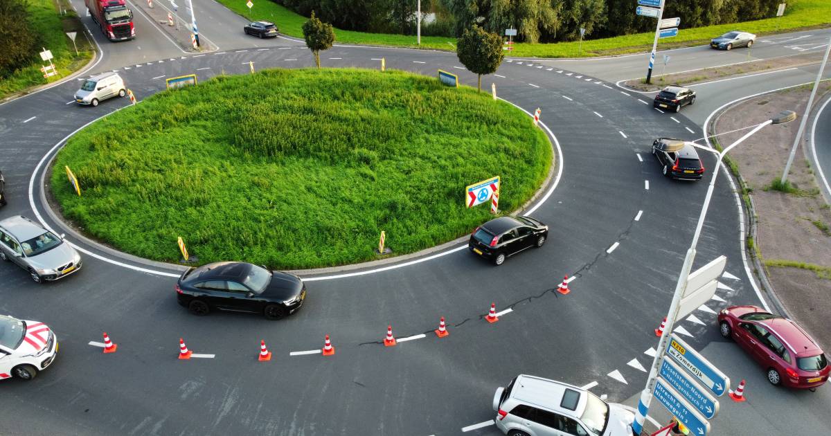 Bestuurster mist de afslag van de rotonde, maar niet de lantaarnpaal ...