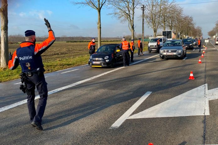 Politie houdt controleactie: 2 boetes en 1 pv | Duffel | hln.be