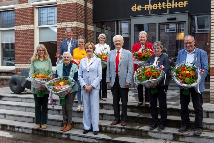 Deze acht vrijwilligers in Oost Gerle kregen een koninklijke ...