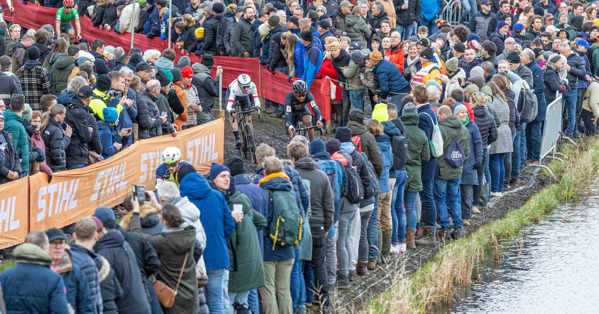 WK 2026 is tóch in Hulst, met renners over een ponton en hulp vanuit de Formule 1 | Sport in ...