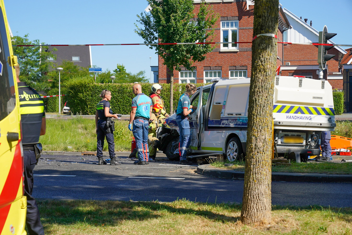 Politieauto botst op voertuig van handhaving en eindigt in de sloot ...