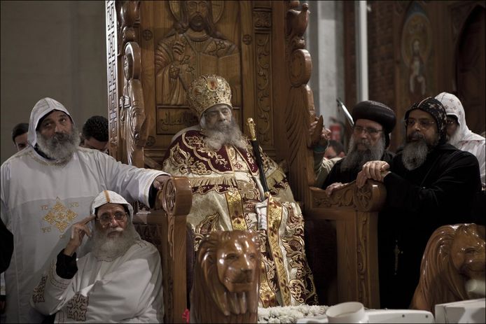 Duizenden aanwezigen op begrafenis Koptische paus in Caïro | Buitenland ...
