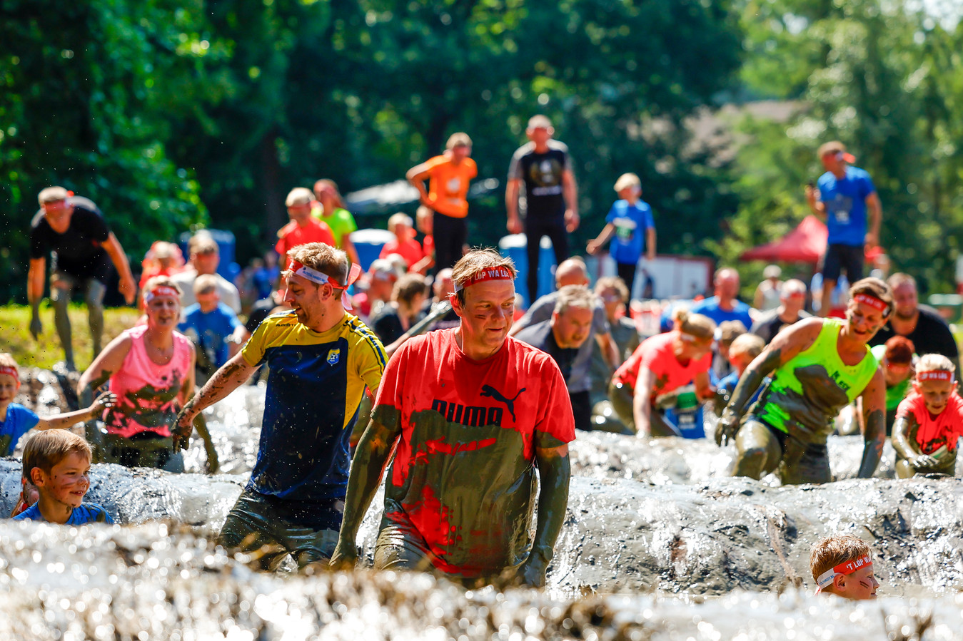 Van deze foto’s word je al vies: Tot de Nek in de Drek is letterlijk ...