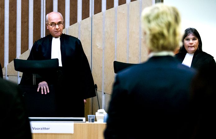 Deze rechter is niet van de ontboezemingen, maar gelukkig laat ...