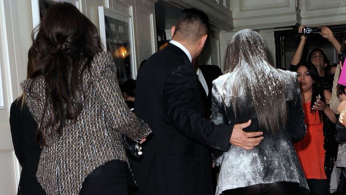 Kim Kardashian bekogeld met wit poeder | Sterren | AD.nl