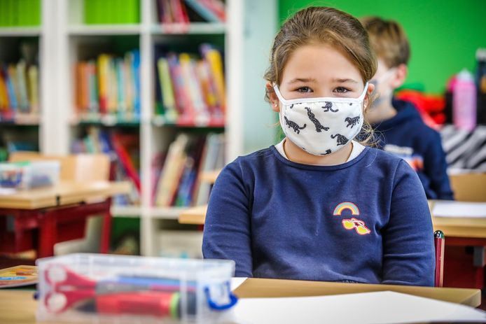 Spider-Man en Charmander op je mondmasker, en zo zie je tóch blije ...