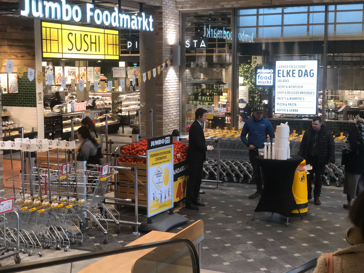 Supermarkten en drogisterijen voeren deurbeleid in | Foto | AD.nl
