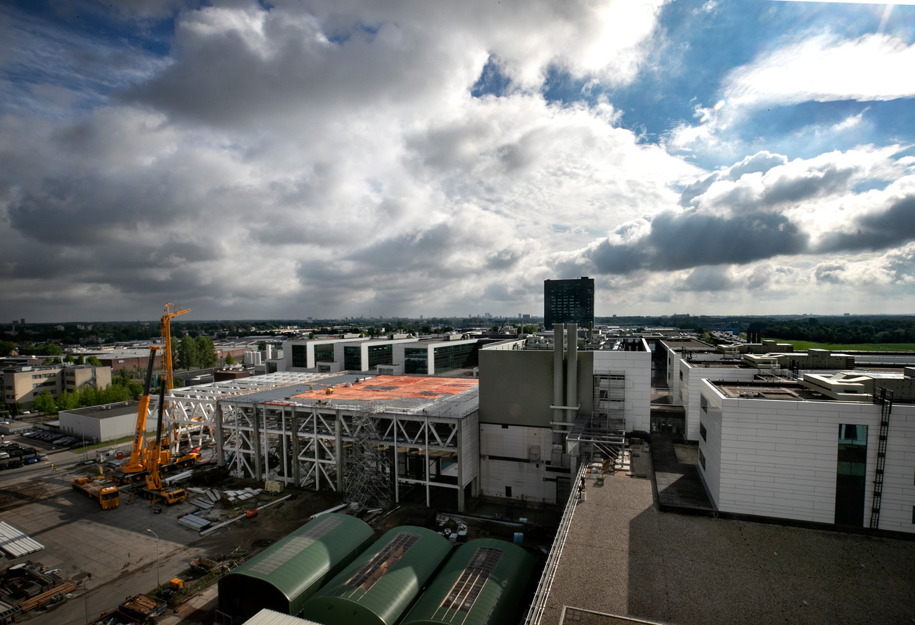 ASML complex in Veldhoven is Eiffeltoren aan staal en drie zwembaden ...