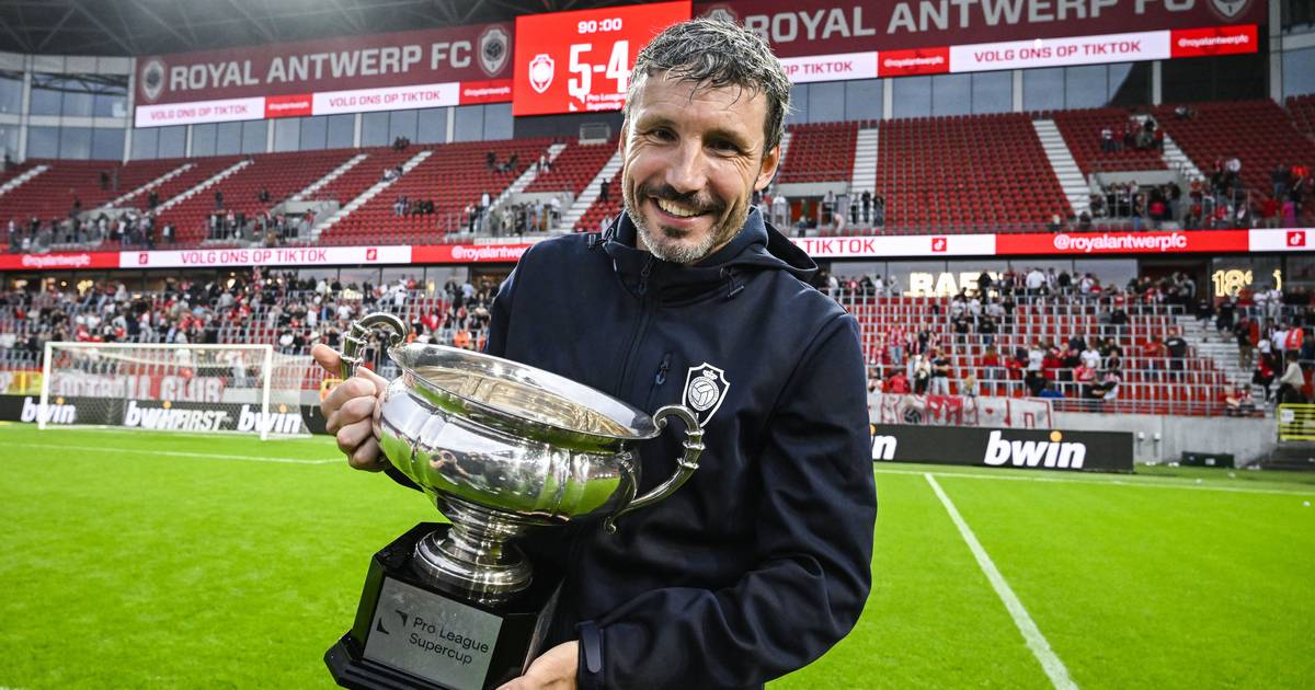 Mark van Bommel begint seizoen met een prijs: Royal Antwerp wint ook ...
