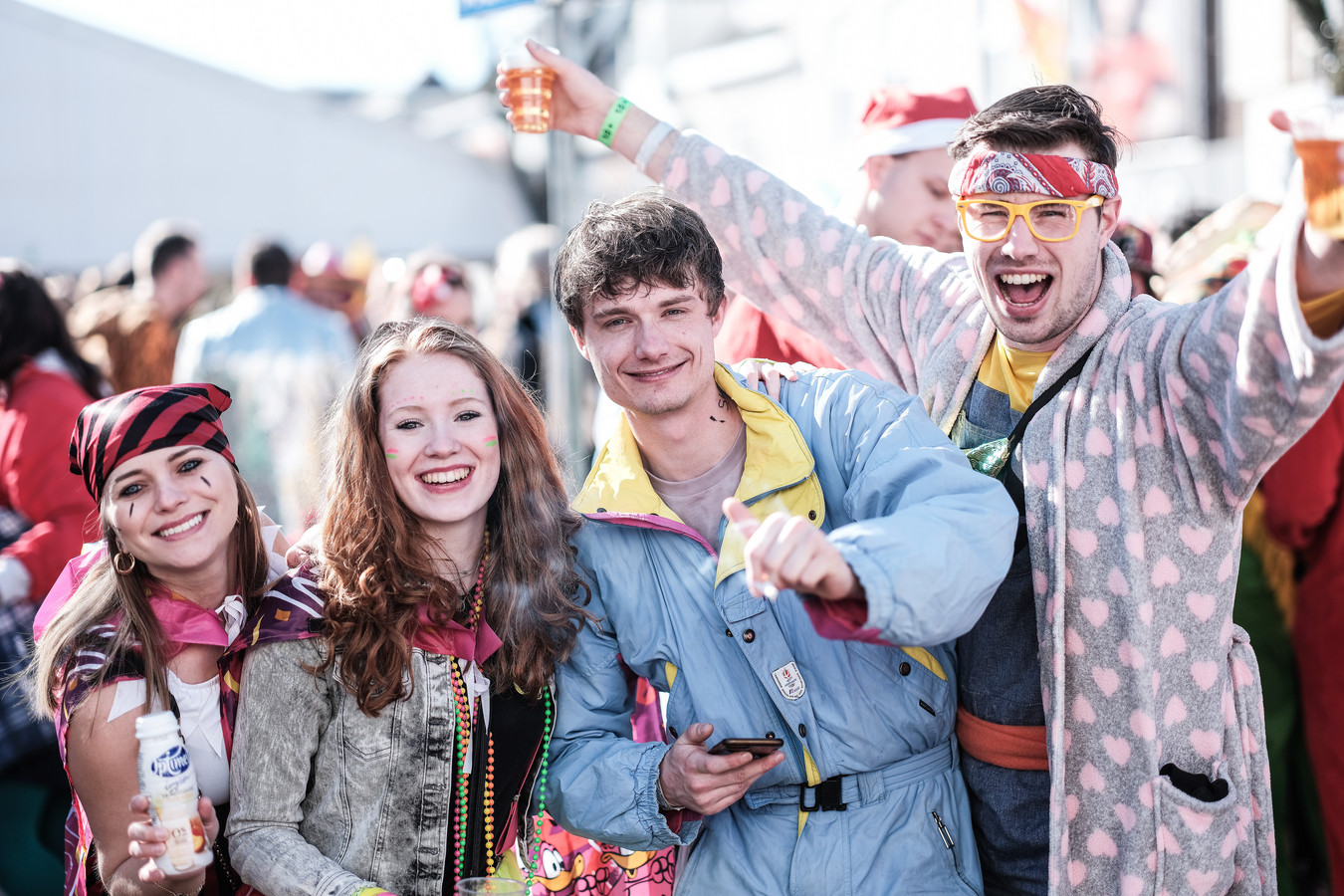 Zon, bier en muziek: Zevenaar geniet van carnaval als vanouds | Foto ...