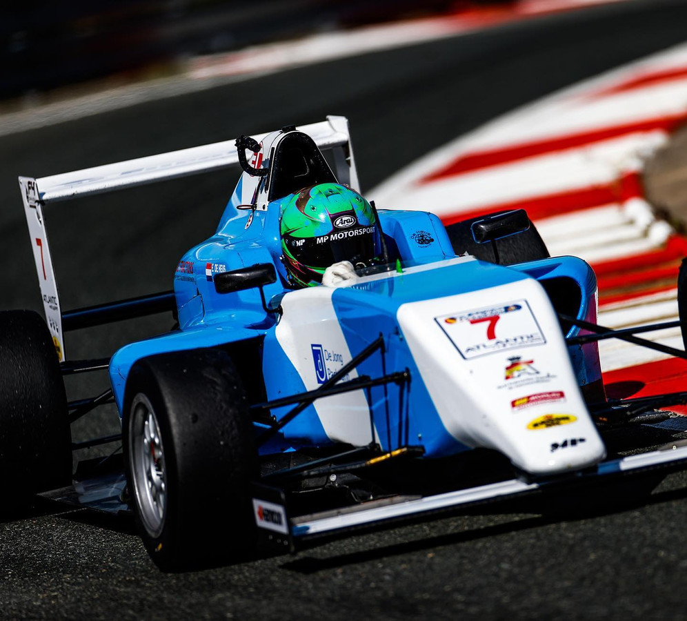 Coureur Emely de Heus maakt naam in W Series: ‘Toen ik Verstappen zag ...