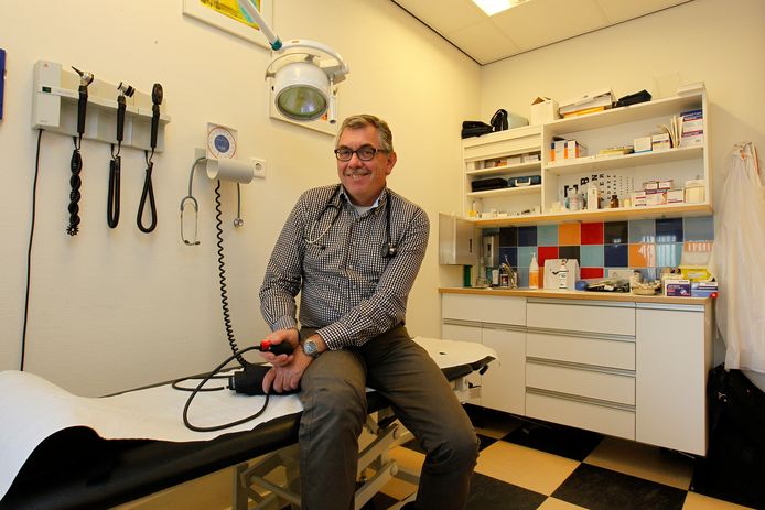 Erepenning Apeldoorn voor huisarts Anton van Empel | Apeldoorn ...