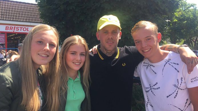 Jebroer bedankt honderden fans in Vriezenveen: 'Heb niets tegen geloof ...