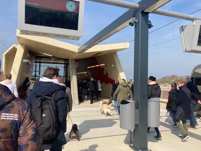 RET laat strandmetro vaker rijden op zonnige zondag | Rotterdam | pzc.nl
