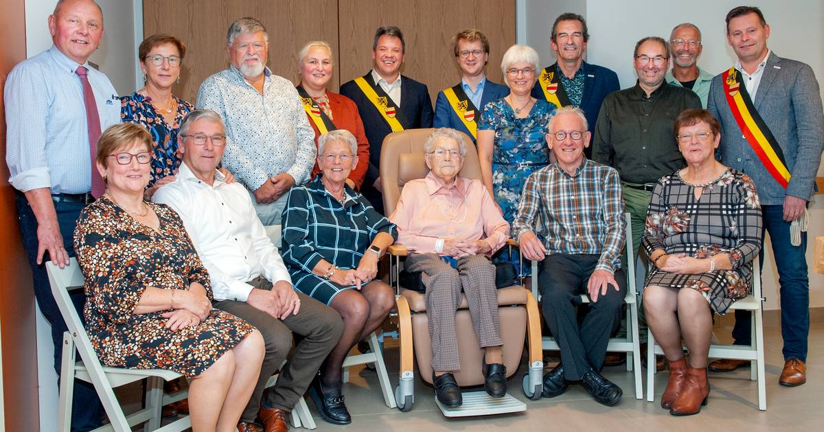 Flora blaast 100 kaarsjes uit | Wingene | hln.be