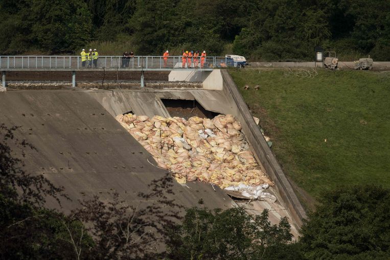 Barst-ie of houdt-ie het? Brits stadje Whaley Bridge houdt adem in om ...