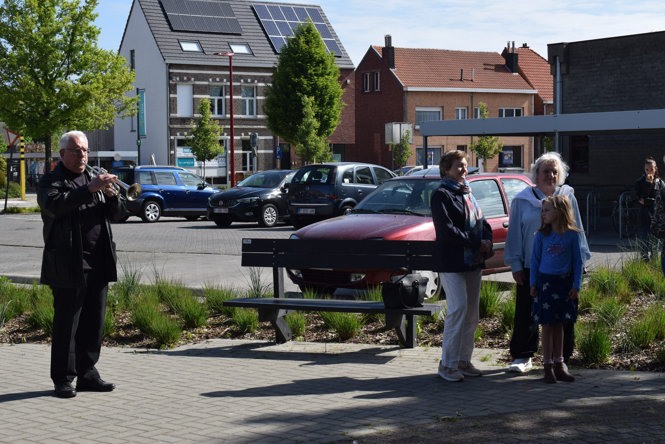 Leden en sympathisanten van de Lintse NSB herdenken einde wereldoorlog ...