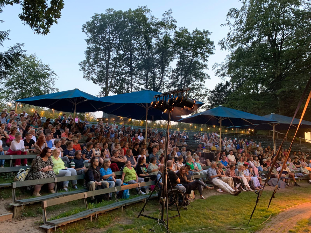 Thomas Berge bijt tijdens kampvuurcafé het spits af bij jubileum van ...