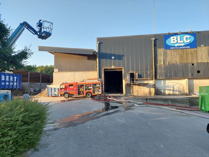 Hevige rookontwikkeling door brand in opslagplaats van recyclagebedrijf ...