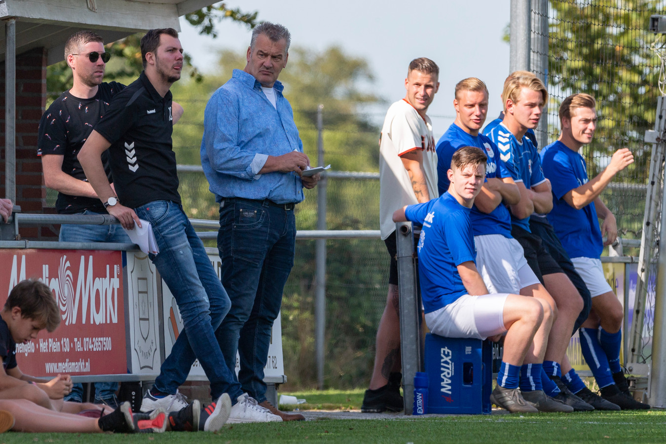 Na twee seizoenen rust staat Rob Poell weer langs de lijn | Foto ...