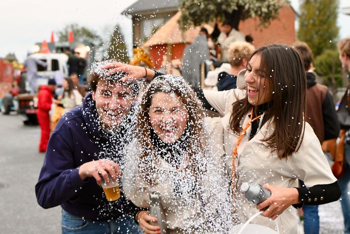 IN BEELD. 41e Sint-Maartensstoet lokt massa mensen: “Heel blij dat we ...