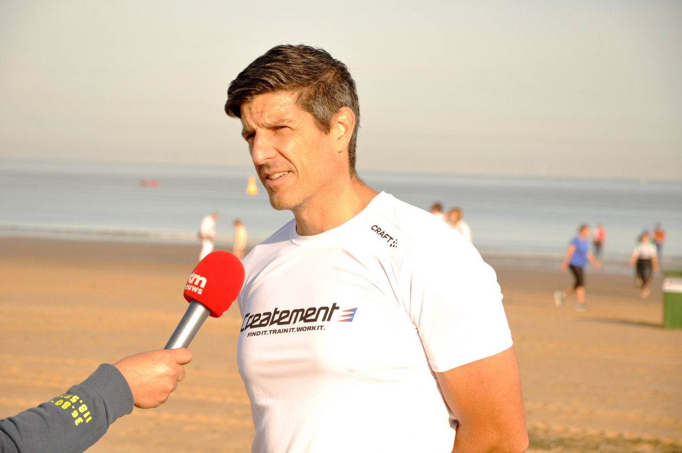 Terreurslachtoffer Sebastien Bellin verschijnt aan de start van Ironman ...
