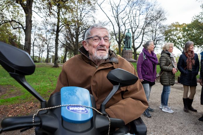 Tachtiger Gijs Hoogenboom zit in scootmobiel maar is nog steeds ...