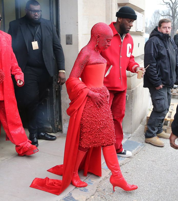 Onherkenbaar: Doja Cat verschijnt op Paris Fashion Week in outfit met ...