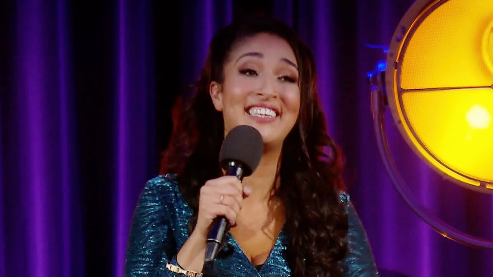 Razend populair bij ons, onder vuur in Nederland: comédienne Soundos El ...